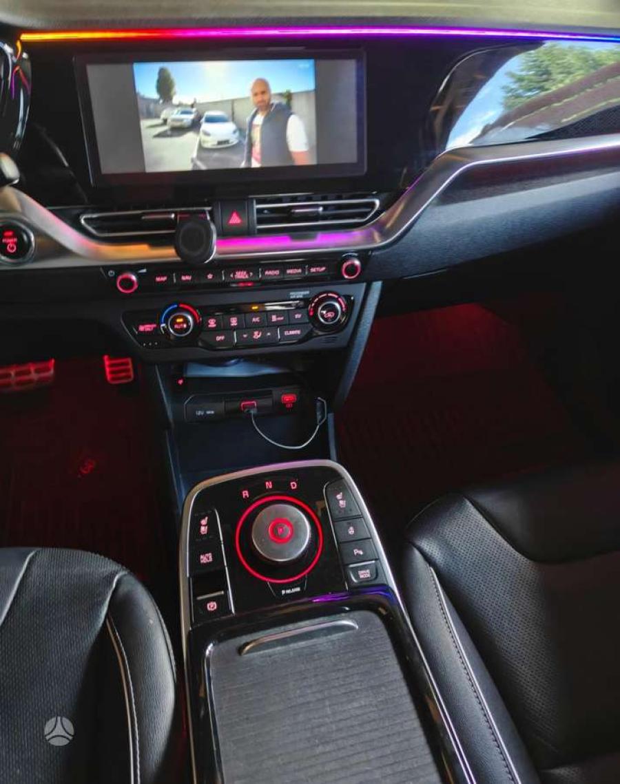 Red Kia Niro 2020 in Klaipeda, with an engine capacity of 0.00 L and mileage of 163 thousand km for 17500 €, photo 8 on AUTOMOTO.COM.LV