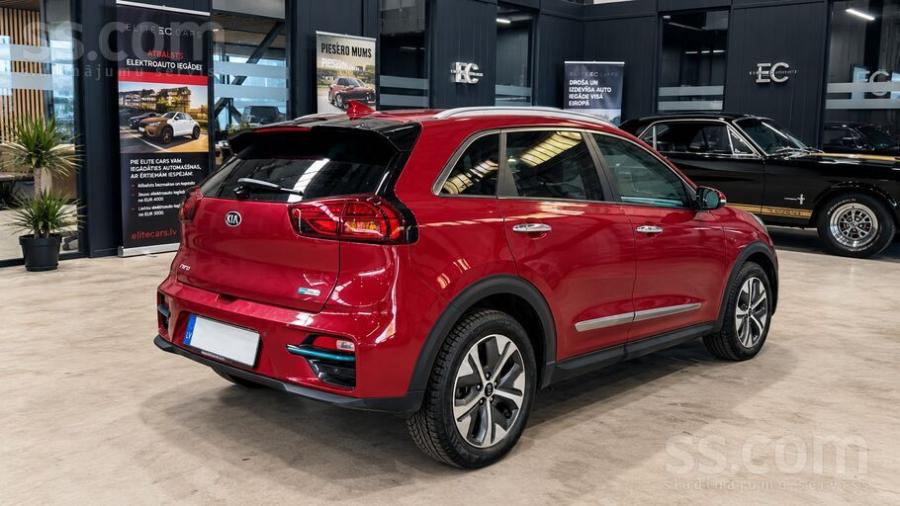 Red Kia Niro 2020 in Riga, with an engine capacity of 0.00 L and mileage of 107 thousand km for 22990 €, photo 3 on AUTOMOTO.COM.LV