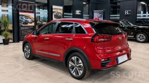 Red Kia Niro 2020 in Riga, with an engine capacity of 0.00 L and mileage of 107 thousand km for 22990 €, photo 4 on AUTOMOTO.COM.LV