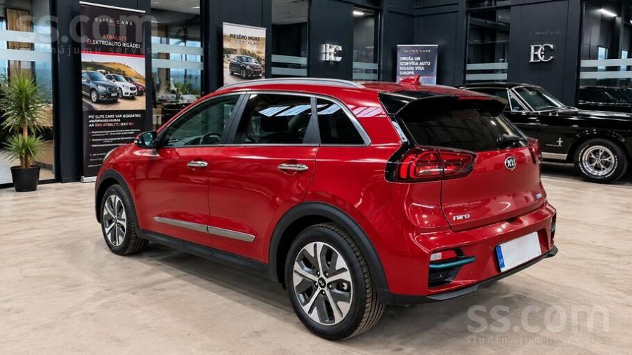 Red Kia Niro 2020 in Riga, with an engine capacity of 0.00 L and mileage of 107 thousand km for 22990 €, photo 4 on AUTOMOTO.COM.LV