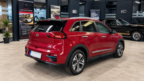 Red Kia Niro 2020 in Riga, with an engine capacity of 0.00 L and mileage of 107 thousand km for 22990 €, photo 1 on AUTOMOTO.COM.LV