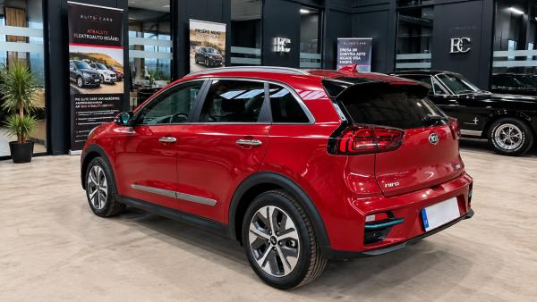 Red Kia Niro 2020 in Riga, with an engine capacity of 0.00 L and mileage of 107 thousand km for 22990 €, photo 3 on AUTOMOTO.COM.LV