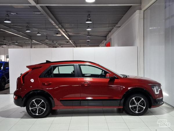 Red Kia Niro 2024 in Kaunas, with an engine capacity of 1.60 L and mileage of 29 thousand km for 32445 €, photo 7 on AUTOMOTO.COM.LV