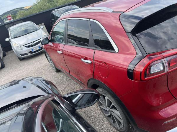 Sarkans Kia Niro 2017 Panevēža, ar dzinēja tilpumu 1.60 L un nobraukumu 223 tūkst. km par 10900 €, foto 4 vietnē AUTOMOTO.COM.LV