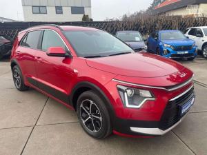 Red Kia Niro 2025 in Kaunas, with an engine capacity of 1.60 L and mileage of 17 thousand km for 29507 €, photo 1 on AUTOMOTO.COM.LV
