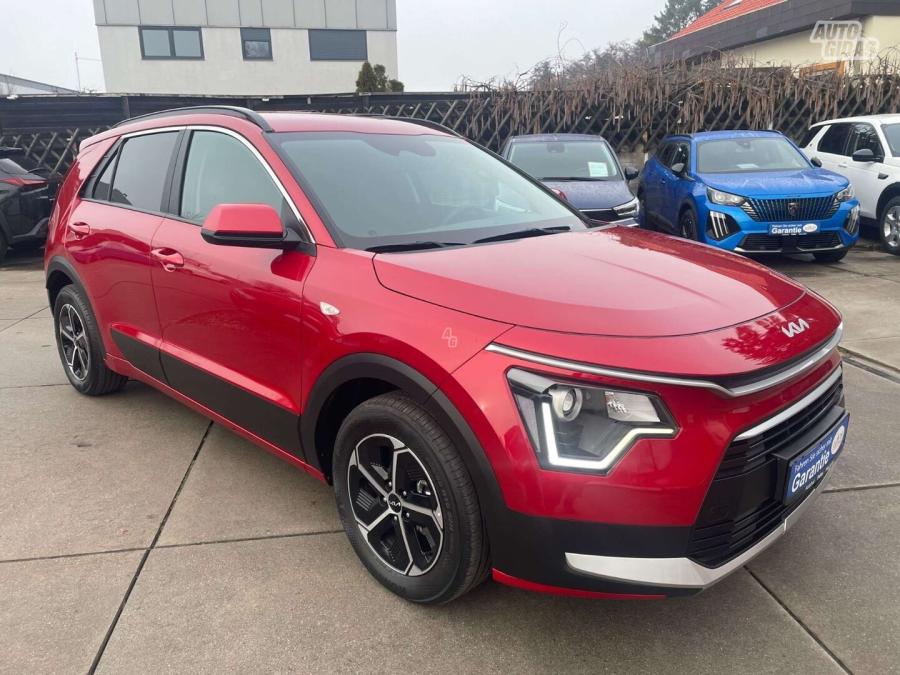 Red Kia Niro 2025 in Kaunas, with an engine capacity of 1.60 L and mileage of 17 thousand km for 29507 €, photo 1 on AUTOMOTO.COM.LV