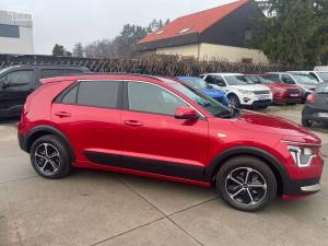 Red Kia Niro 2025 in Kaunas, with an engine capacity of 1.60 L and mileage of 17 thousand km for 29507 €, photo 2 on AUTOMOTO.COM.LV