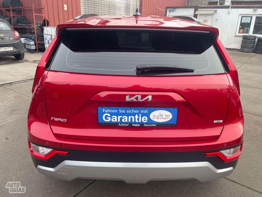 Red Kia Niro 2025 in Kaunas, with an engine capacity of 1.60 L and mileage of 17 thousand km for 29507 €, photo 3 on AUTOMOTO.COM.LV