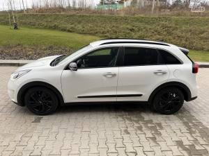 White Kia Niro 2016 in Vilnius, with an engine capacity of 1.60 L and mileage of 308 thousand km for 8250 €, photo 4 on AUTOMOTO.COM.LV