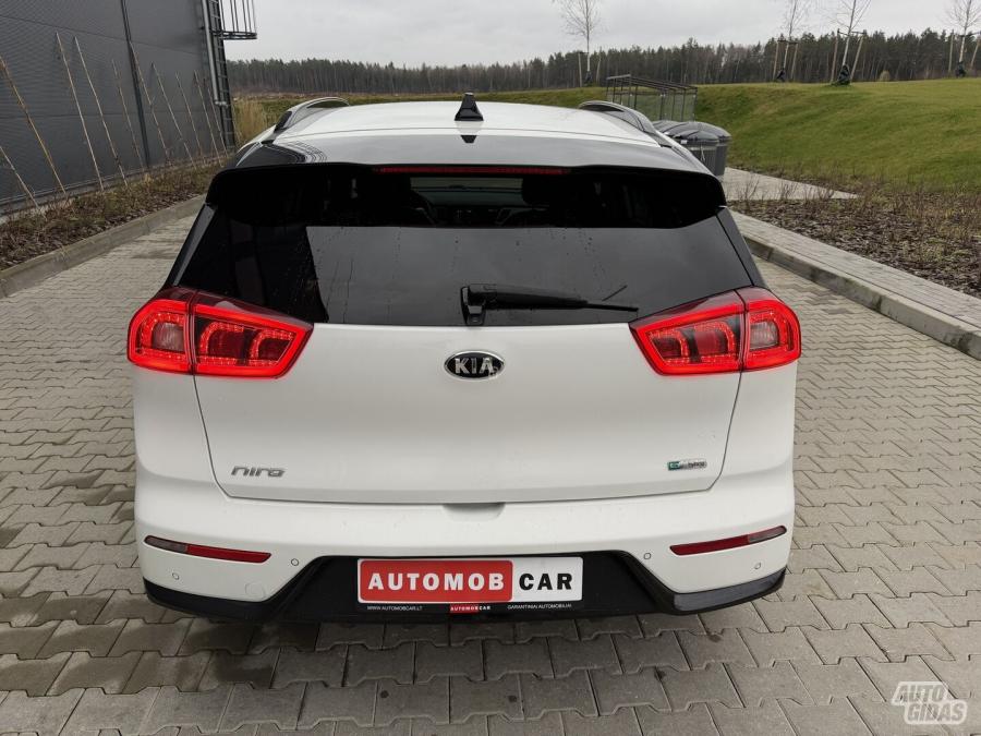 White Kia Niro 2016 in Vilnius, with an engine capacity of 1.60 L and mileage of 308 thousand km for 8250 €, photo 6 on AUTOMOTO.COM.LV