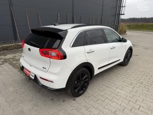 White Kia Niro 2016 in Vilnius, with an engine capacity of 1.60 L and mileage of 308 thousand km for 8250 €, photo 7 on AUTOMOTO.COM.LV
