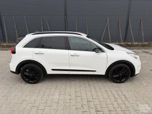 White Kia Niro 2016 in Vilnius, with an engine capacity of 1.60 L and mileage of 308 thousand km for 8250 €, photo 8 on AUTOMOTO.COM.LV