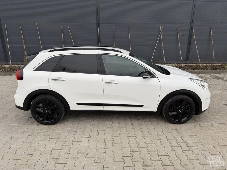 White Kia Niro 2016 in Vilnius, with an engine capacity of 1.60 L and mileage of 308 thousand km for 8250 €, photo 8 on AUTOMOTO.COM.LV