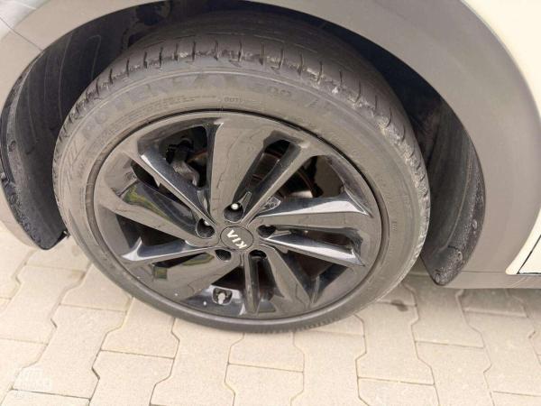 White Kia Niro 2016 in Vilnius, with an engine capacity of 1.60 L and mileage of 308 thousand km for 8500 €, photo 9 on AUTOMOTO.COM.LV
