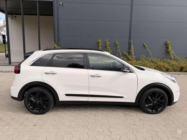 Kia Niro 2016 Viļņa vietnē Balts Kia Niro 2016 Viļņa, ar dzinēja tilpumu 1.60 L un nobraukumu 308 tūkst. km par 8250 €, foto 5 vietnē AUTOMOTO.COM.LV