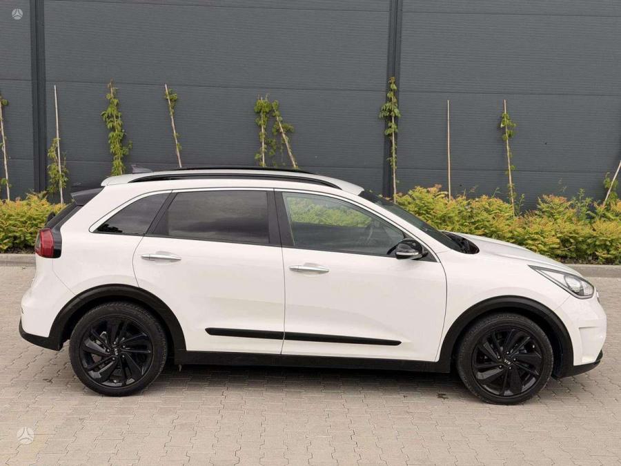 White Kia Niro 2016 in Vilnius, with an engine capacity of 1.60 L and mileage of 308 thousand km for 8950 €, photo 5 on AUTOMOTO.COM.LV