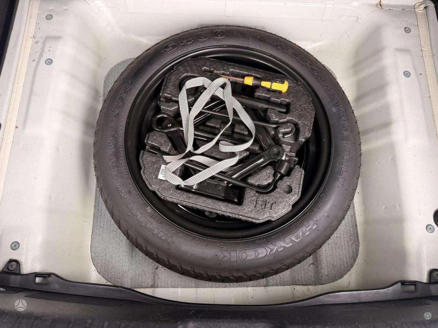 White Kia Niro 2016 in Vilnius, with an engine capacity of 1.60 L and mileage of 308 thousand km for 8950 €, photo 6 on AUTOMOTO.COM.LV