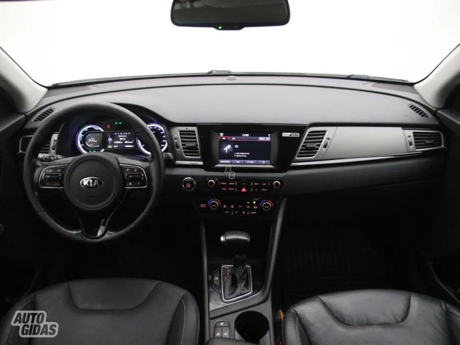 White Kia Niro 2017 in Vilnius, with an engine capacity of 1.60 L and mileage of 191 thousand km for 10699 €, photo 3 on AUTOMOTO.COM.LV