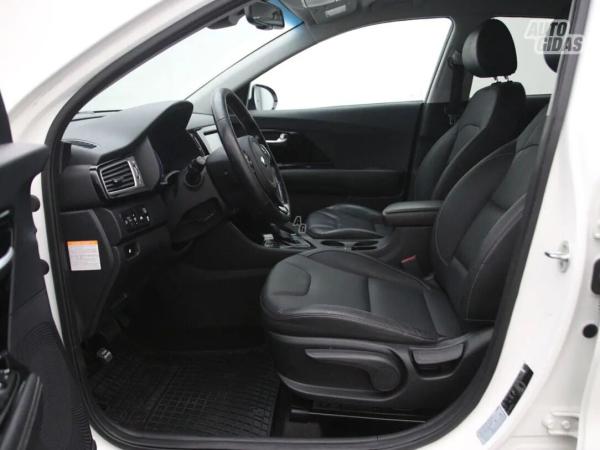 White Kia Niro 2017 in Vilnius, with an engine capacity of 1.60 L and mileage of 191 thousand km for 10699 €, photo 4 on AUTOMOTO.COM.LV