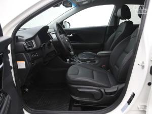 White Kia Niro 2017 in Vilnius, with an engine capacity of 1.60 L and mileage of 191 thousand km for 10699 €, photo 5 on AUTOMOTO.COM.LV