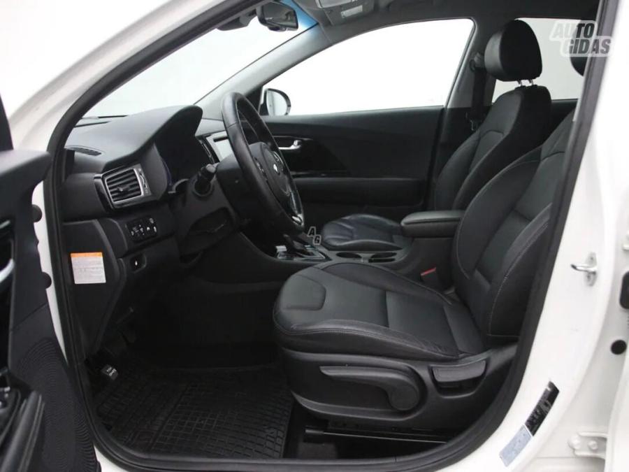 White Kia Niro 2017 in Vilnius, with an engine capacity of 1.60 L and mileage of 191 thousand km for 10699 €, photo 5 on AUTOMOTO.COM.LV
