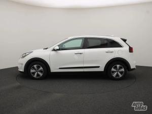 White Kia Niro 2017 in Vilnius, with an engine capacity of 1.60 L and mileage of 191 thousand km for 10699 €, photo 7 on AUTOMOTO.COM.LV