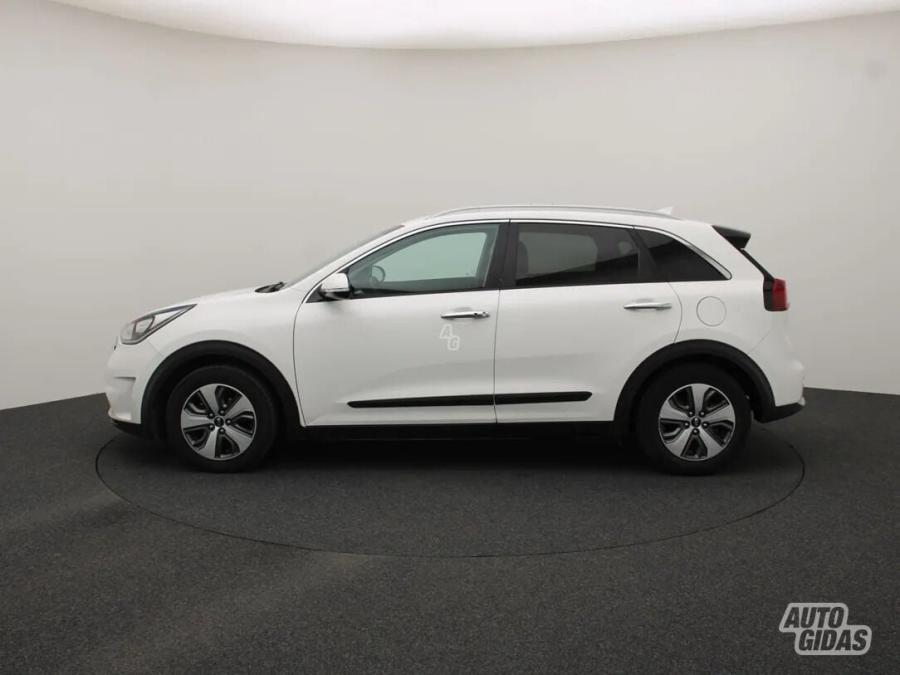 White Kia Niro 2017 in Vilnius, with an engine capacity of 1.60 L and mileage of 191 thousand km for 10699 €, photo 7 on AUTOMOTO.COM.LV