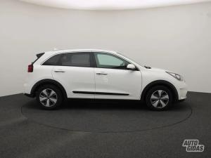White Kia Niro 2017 in Vilnius, with an engine capacity of 1.60 L and mileage of 191 thousand km for 10699 €, photo 10 on AUTOMOTO.COM.LV