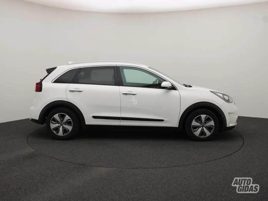 White Kia Niro 2017 in Vilnius, with an engine capacity of 1.60 L and mileage of 191 thousand km for 10699 €, photo 10 on AUTOMOTO.COM.LV