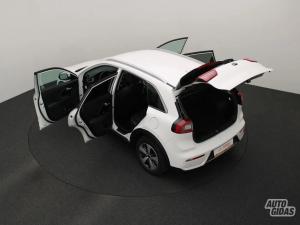 White Kia Niro 2017 in Vilnius, with an engine capacity of 1.60 L and mileage of 191 thousand km for 10699 €, photo 14 on AUTOMOTO.COM.LV