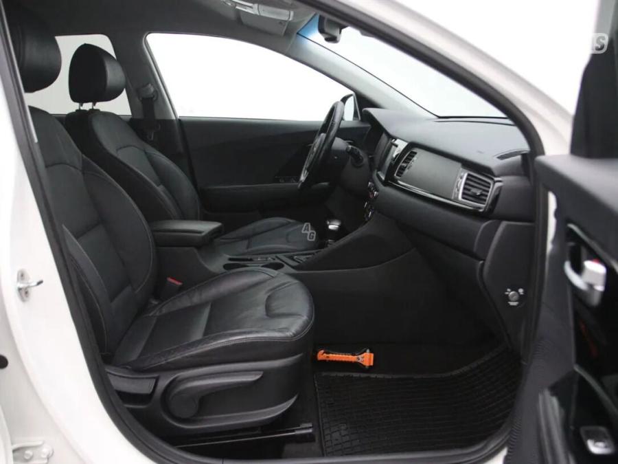 White Kia Niro 2017 in Vilnius, with an engine capacity of 1.60 L and mileage of 191 thousand km for 10699 €, photo 15 on AUTOMOTO.COM.LV