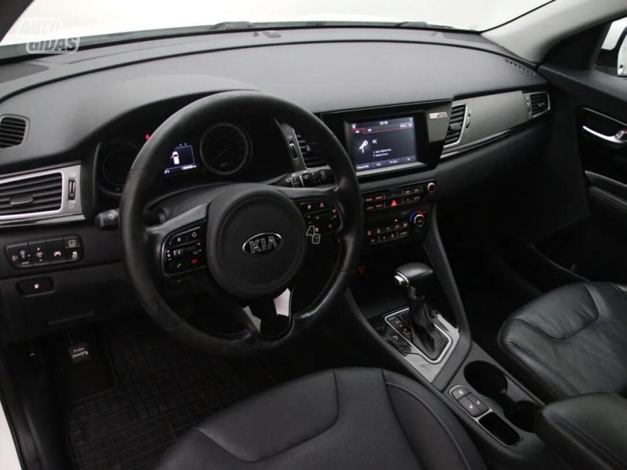 White Kia Niro 2017 in Vilnius, with an engine capacity of 1.60 L and mileage of 191 thousand km for 10699 €, photo 17 on AUTOMOTO.COM.LV