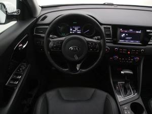 White Kia Niro 2017 in Vilnius, with an engine capacity of 1.60 L and mileage of 191 thousand km for 10699 €, photo 18 on AUTOMOTO.COM.LV