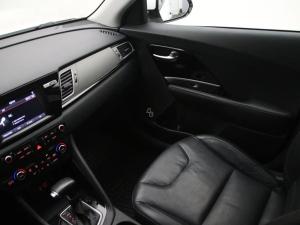 White Kia Niro 2017 in Vilnius, with an engine capacity of 1.60 L and mileage of 191 thousand km for 10699 €, photo 22 on AUTOMOTO.COM.LV