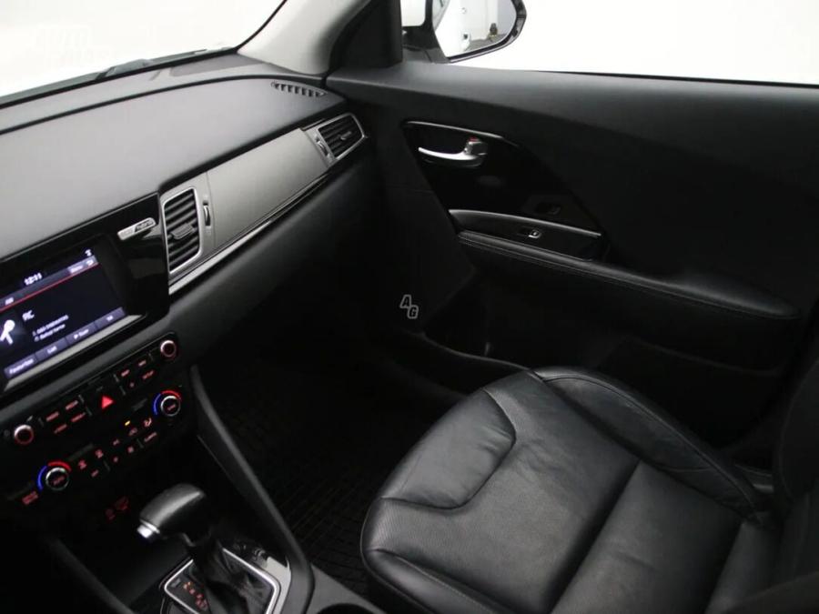 White Kia Niro 2017 in Vilnius, with an engine capacity of 1.60 L and mileage of 191 thousand km for 10699 €, photo 22 on AUTOMOTO.COM.LV