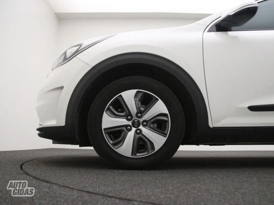 White Kia Niro 2017 in Vilnius, with an engine capacity of 1.60 L and mileage of 191 thousand km for 10699 €, photo 29 on AUTOMOTO.COM.LV