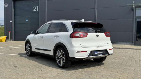 White Kia Niro 2017 in Vilnius, with an engine capacity of 1.59 L and mileage of 320 thousand km for 8500 €, photo 3 on AUTOMOTO.COM.LV