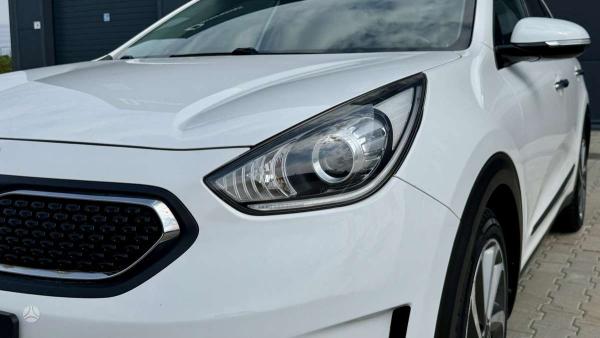 White Kia Niro 2017 in Vilnius, with an engine capacity of 1.59 L and mileage of 320 thousand km for 8500 €, photo 9 on AUTOMOTO.COM.LV