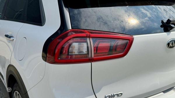 White Kia Niro 2017 in Vilnius, with an engine capacity of 1.59 L and mileage of 320 thousand km for 8500 €, photo 10 on AUTOMOTO.COM.LV