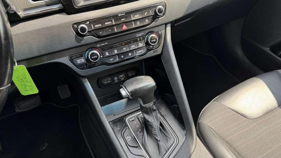 Balts Kia Niro 2017 Viļņa, ar dzinēja tilpumu 1.59 L un nobraukumu 320 tūkst. km par 8500 €, foto 25 vietnē AUTOMOTO.COM.LV