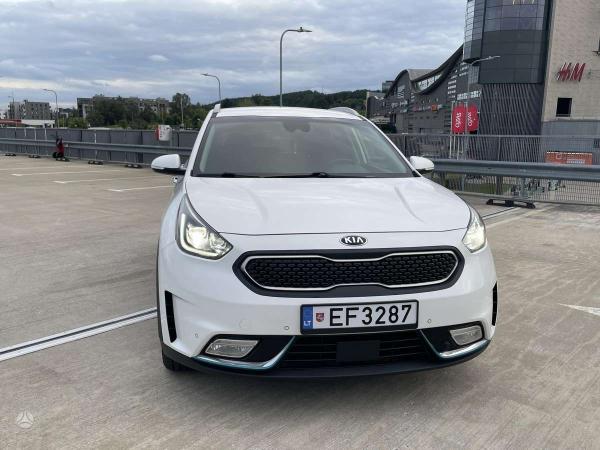 White Kia Niro 2017 in Vilnius, with an engine capacity of 1.58 L and mileage of 190 thousand km for 11200 €, photo 2 on AUTOMOTO.COM.LV