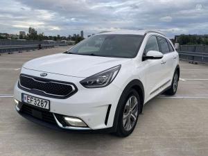 White Kia Niro 2017 in Vilnius, with an engine capacity of 1.58 L and mileage of 190 thousand km for 11200 €, photo 4 on AUTOMOTO.COM.LV