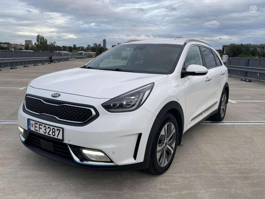 White Kia Niro 2017 in Vilnius, with an engine capacity of 1.58 L and mileage of 190 thousand km for 11200 €, photo 4 on AUTOMOTO.COM.LV