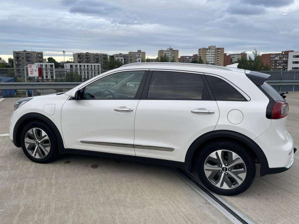 White Kia Niro 2017 in Vilnius, with an engine capacity of 1.58 L and mileage of 190 thousand km for 11200 €, photo 4 on AUTOMOTO.COM.LV