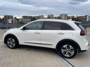 White Kia Niro 2017 in Vilnius, with an engine capacity of 1.58 L and mileage of 190 thousand km for 11200 €, photo 5 on AUTOMOTO.COM.LV