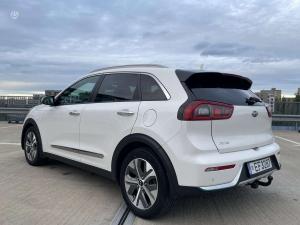 White Kia Niro 2017 in Vilnius, with an engine capacity of 1.58 L and mileage of 190 thousand km for 11200 €, photo 6 on AUTOMOTO.COM.LV