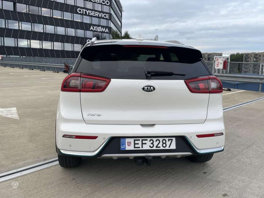 White Kia Niro 2017 in Vilnius, with an engine capacity of 1.58 L and mileage of 190 thousand km for 11200 €, photo 7 on AUTOMOTO.COM.LV