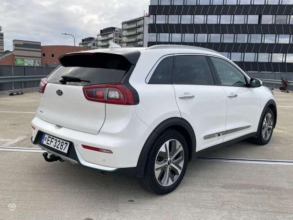 White Kia Niro 2017 in Vilnius, with an engine capacity of 1.58 L and mileage of 190 thousand km for 11200 €, photo 7 on AUTOMOTO.COM.LV