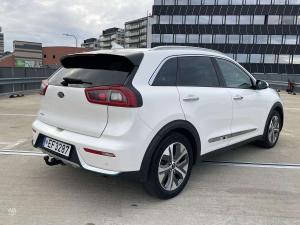 White Kia Niro 2017 in Vilnius, with an engine capacity of 1.58 L and mileage of 190 thousand km for 11200 €, photo 8 on AUTOMOTO.COM.LV