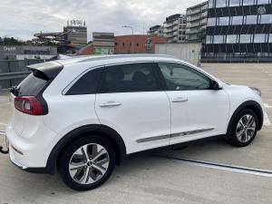 White Kia Niro 2017 in Vilnius, with an engine capacity of 1.58 L and mileage of 190 thousand km for 11200 €, photo 9 on AUTOMOTO.COM.LV